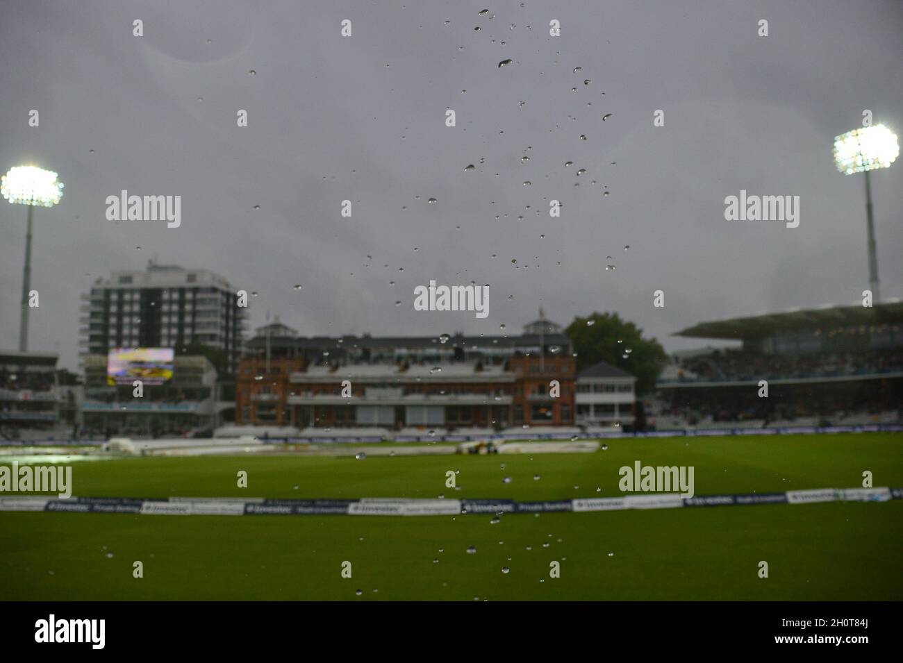 Rain stops play during the second day of the third Investec Test Match ...