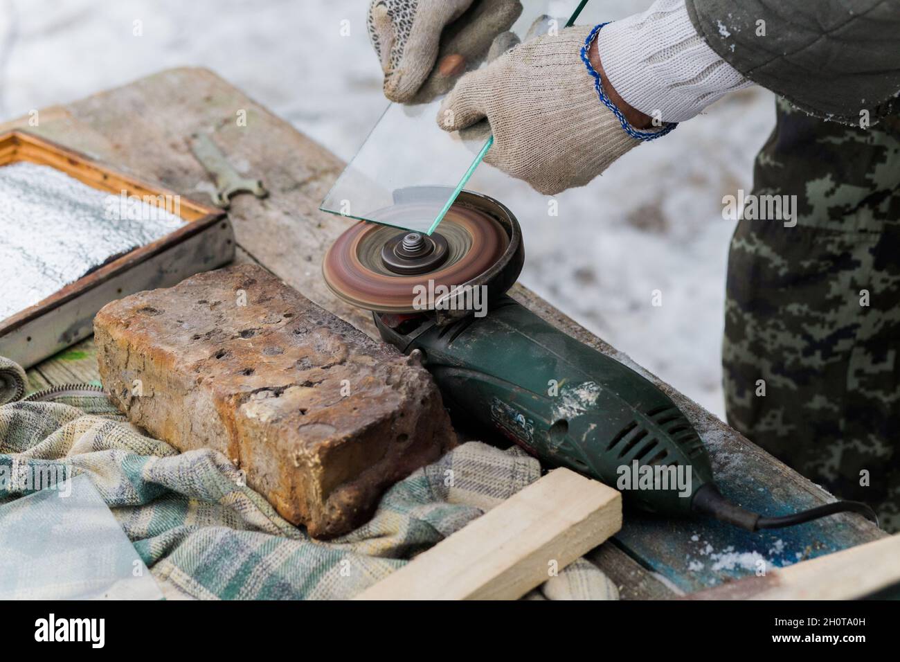 Glass processing hi-res stock photography and images - Alamy