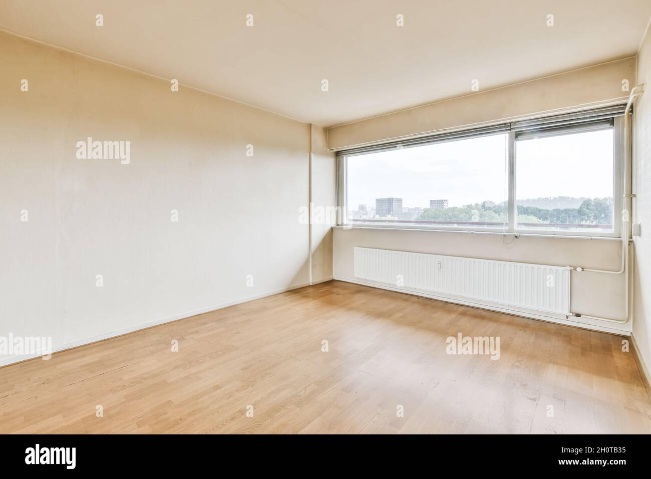 Empty laminated room with no furniture - modern interior, new house ...