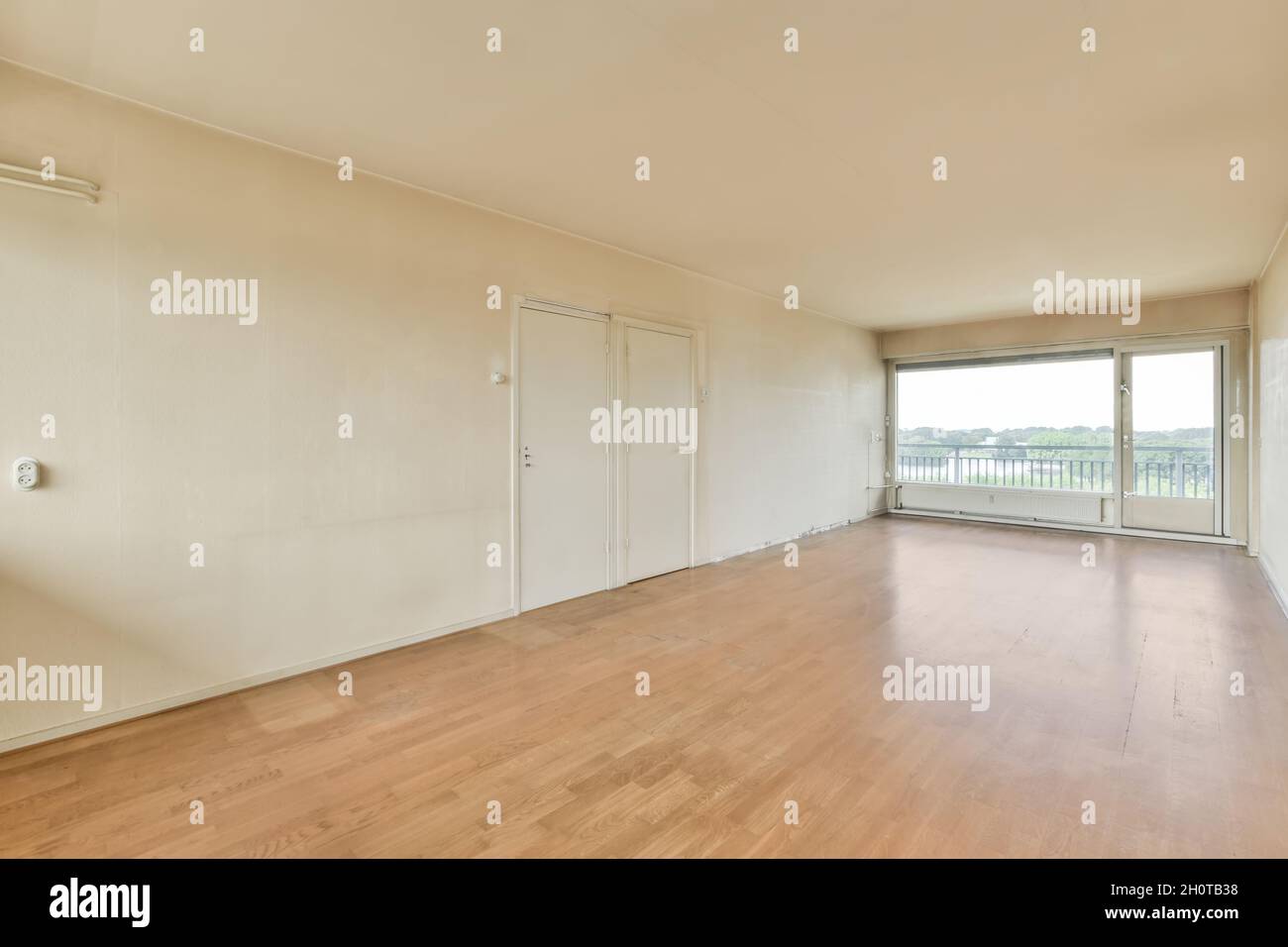 Empty laminated room with no furniture - modern interior, new house ...
