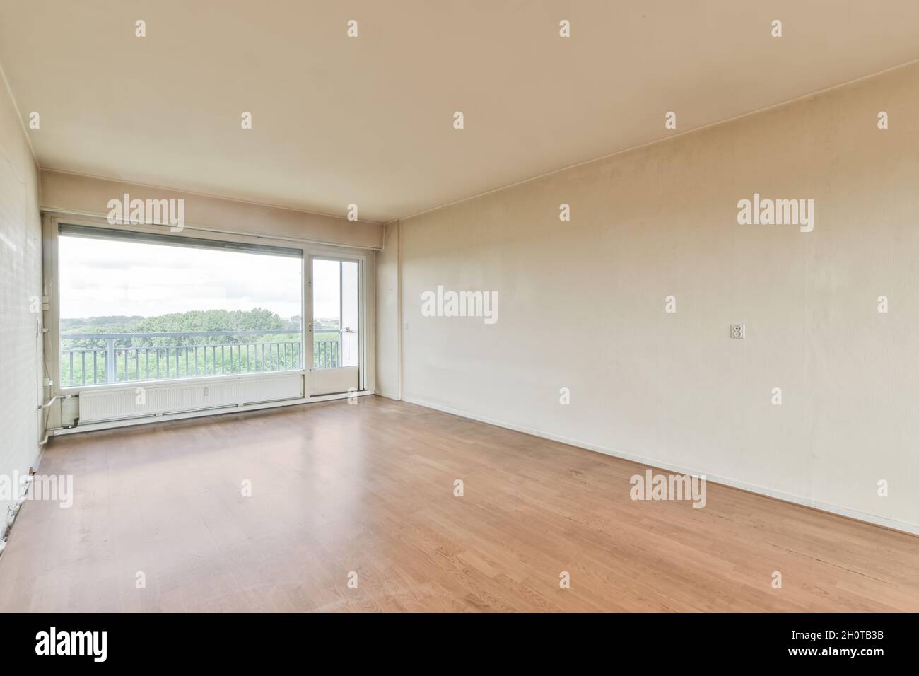 Empty laminated room with no furniture - modern interior, new house ...