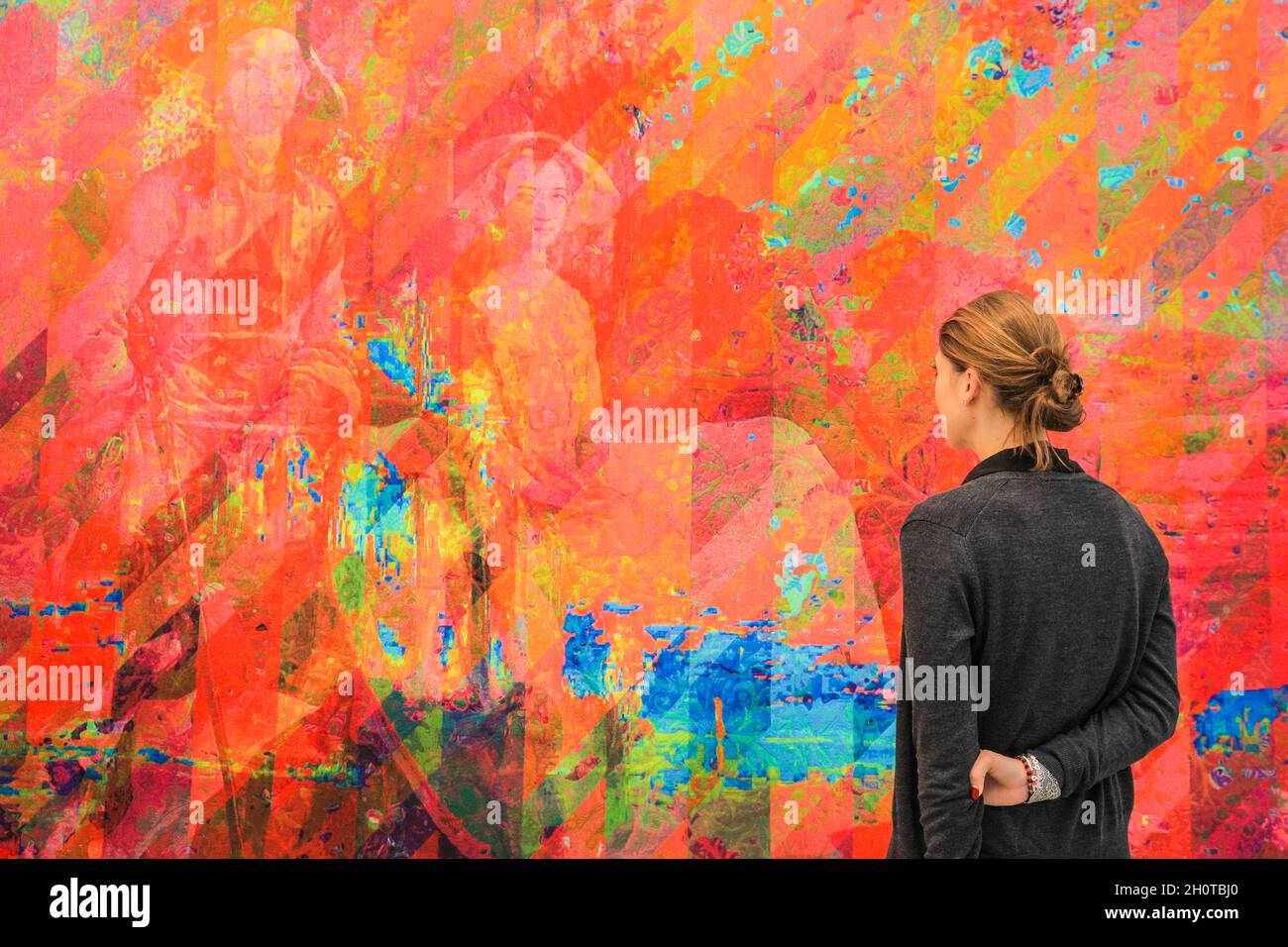 London, UK. 14th Oct, 2021. A Paragon gallery staffer with Grayson ...
