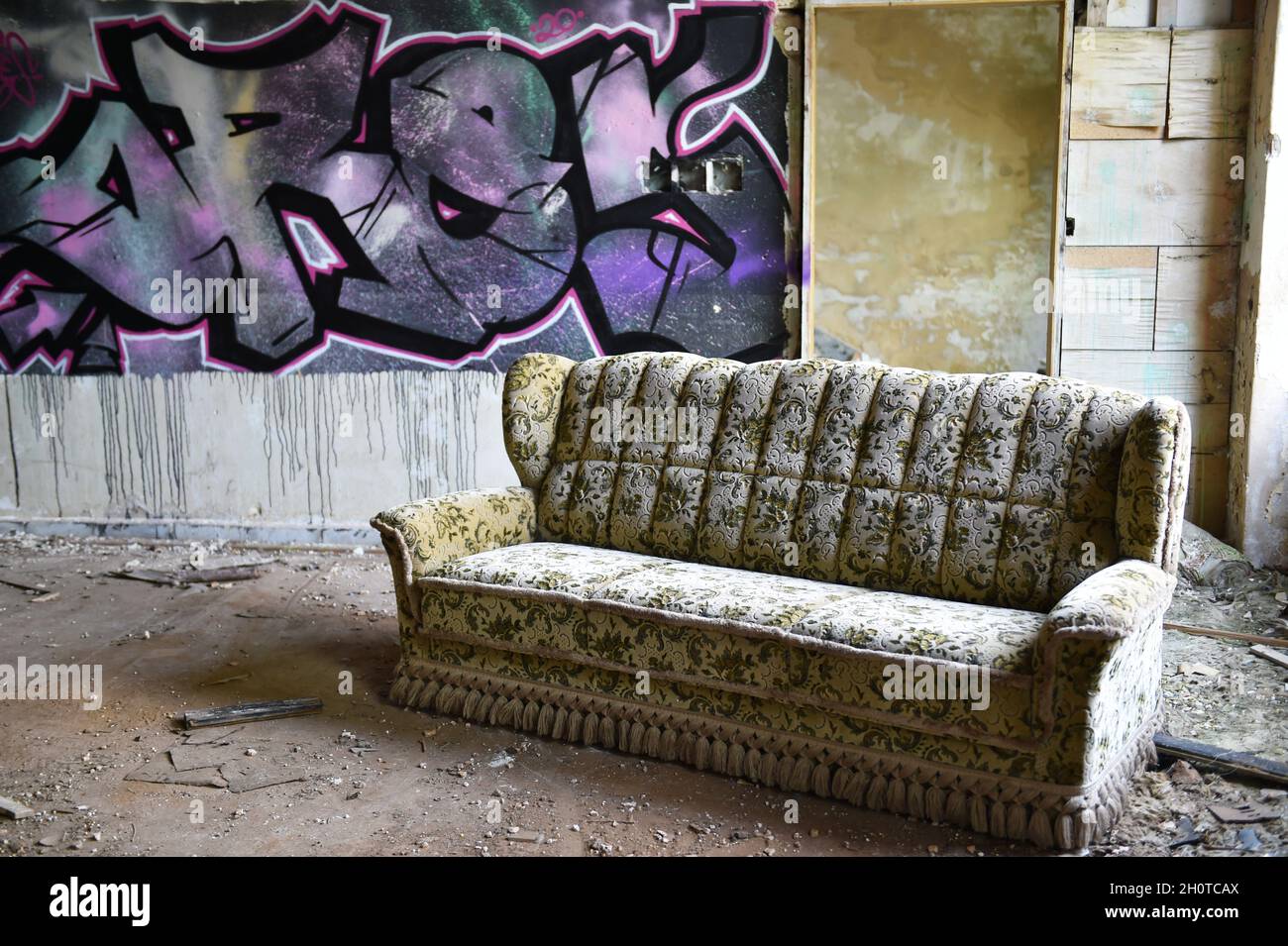 Sofa In Ruins Stock Photo - Alamy