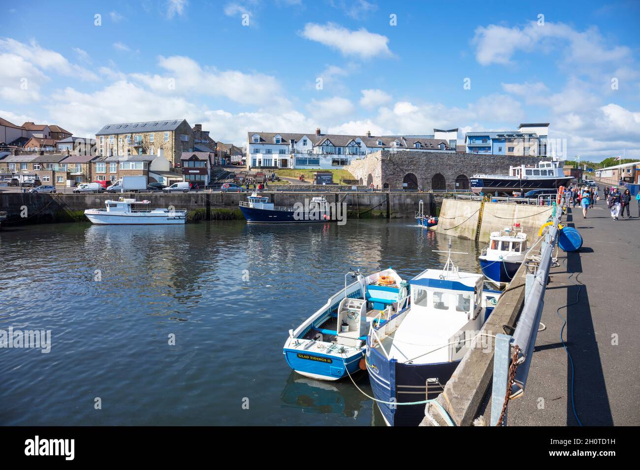 Fishing boats seahouses harbour northumberland hi-res stock photography ...