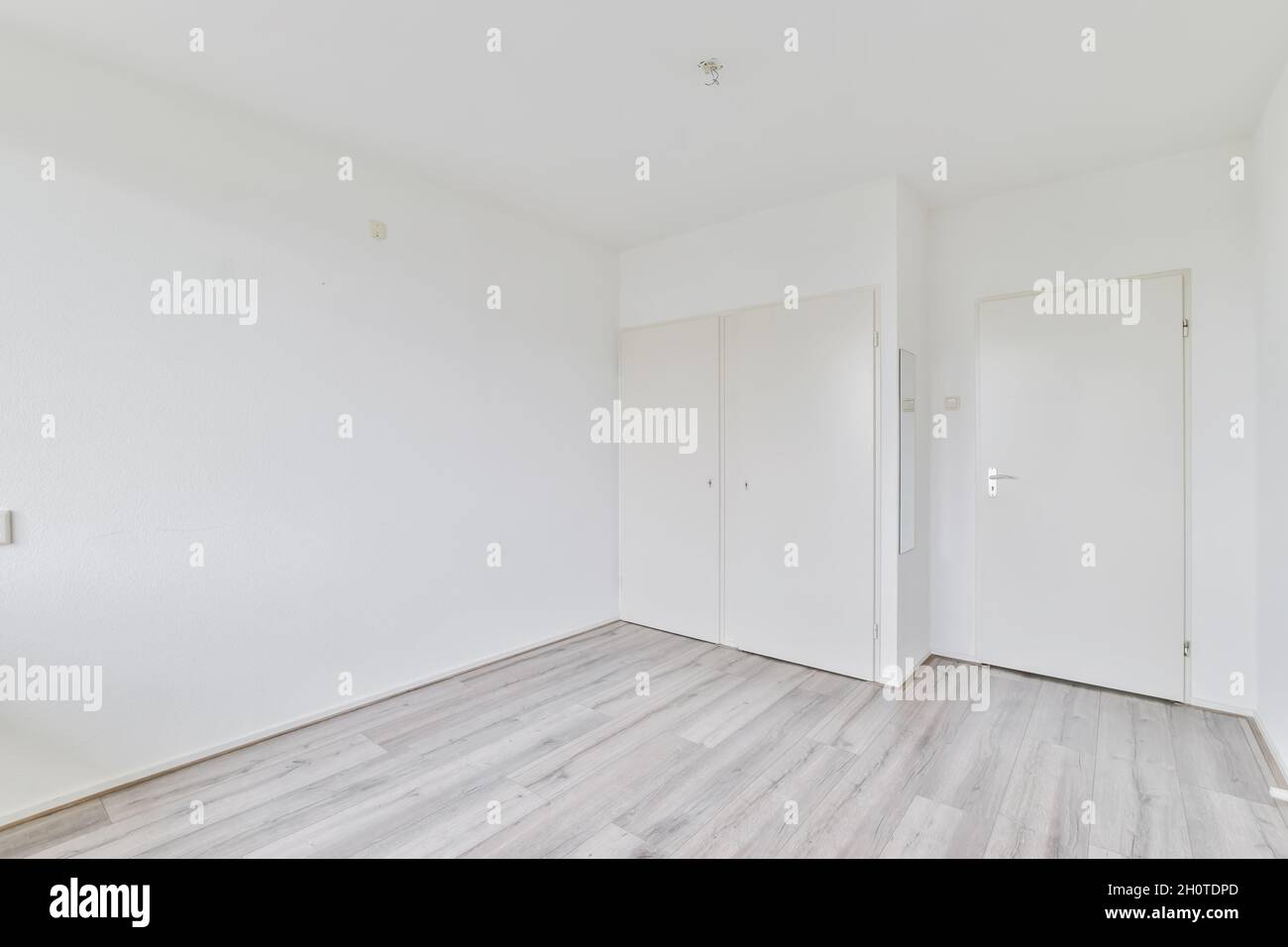 Empty laminated room with no furniture - modern interior, new house ...