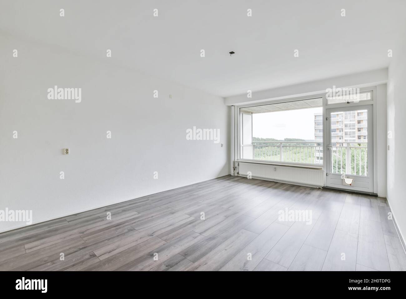 Empty laminated room with no furniture - modern interior, new house ...
