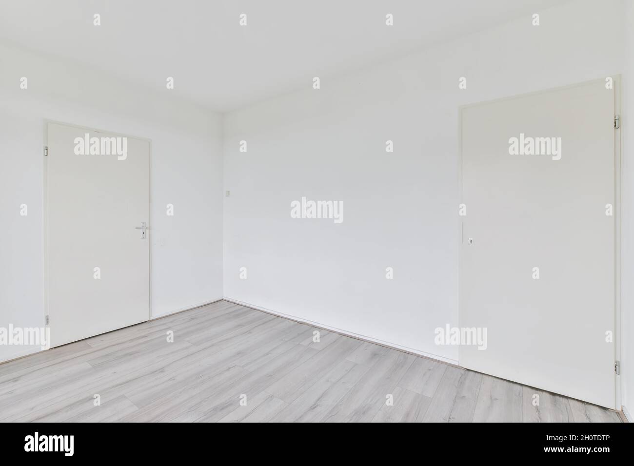 Empty laminated room with no furniture - modern interior, new house ...