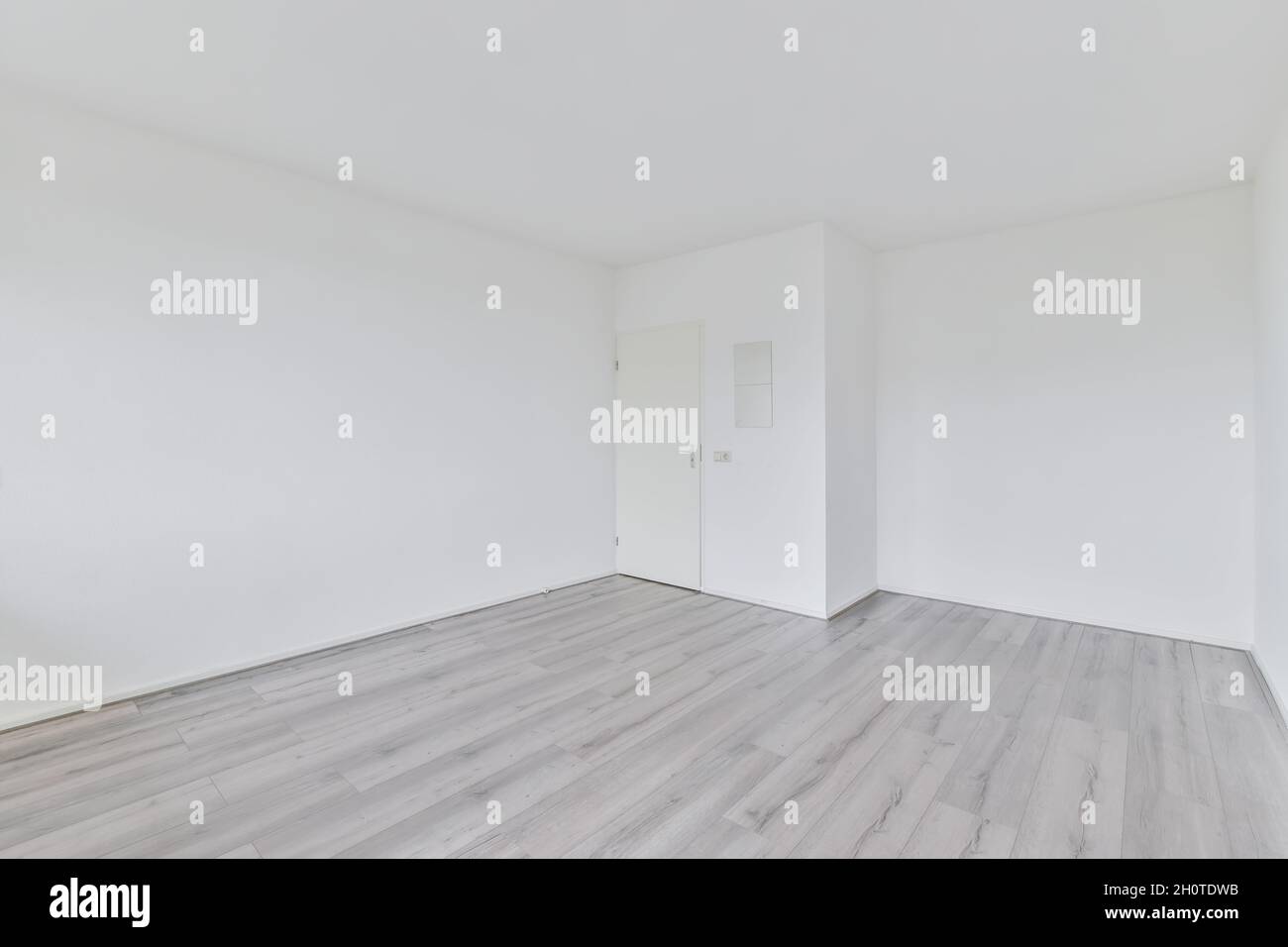 Empty laminated room with no furniture - modern interior, new house ...