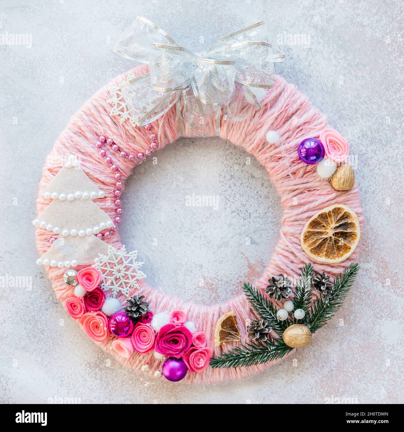 Diy Christmas wreath made of felt, wool yarn, dried oranges and ...