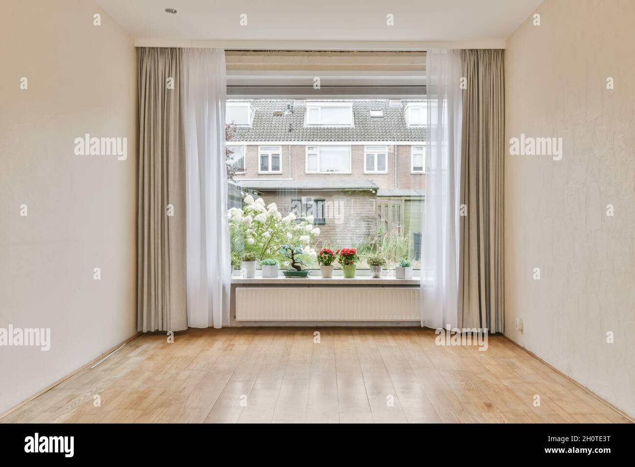 Empty laminated room with no furniture - modern interior, new house ...