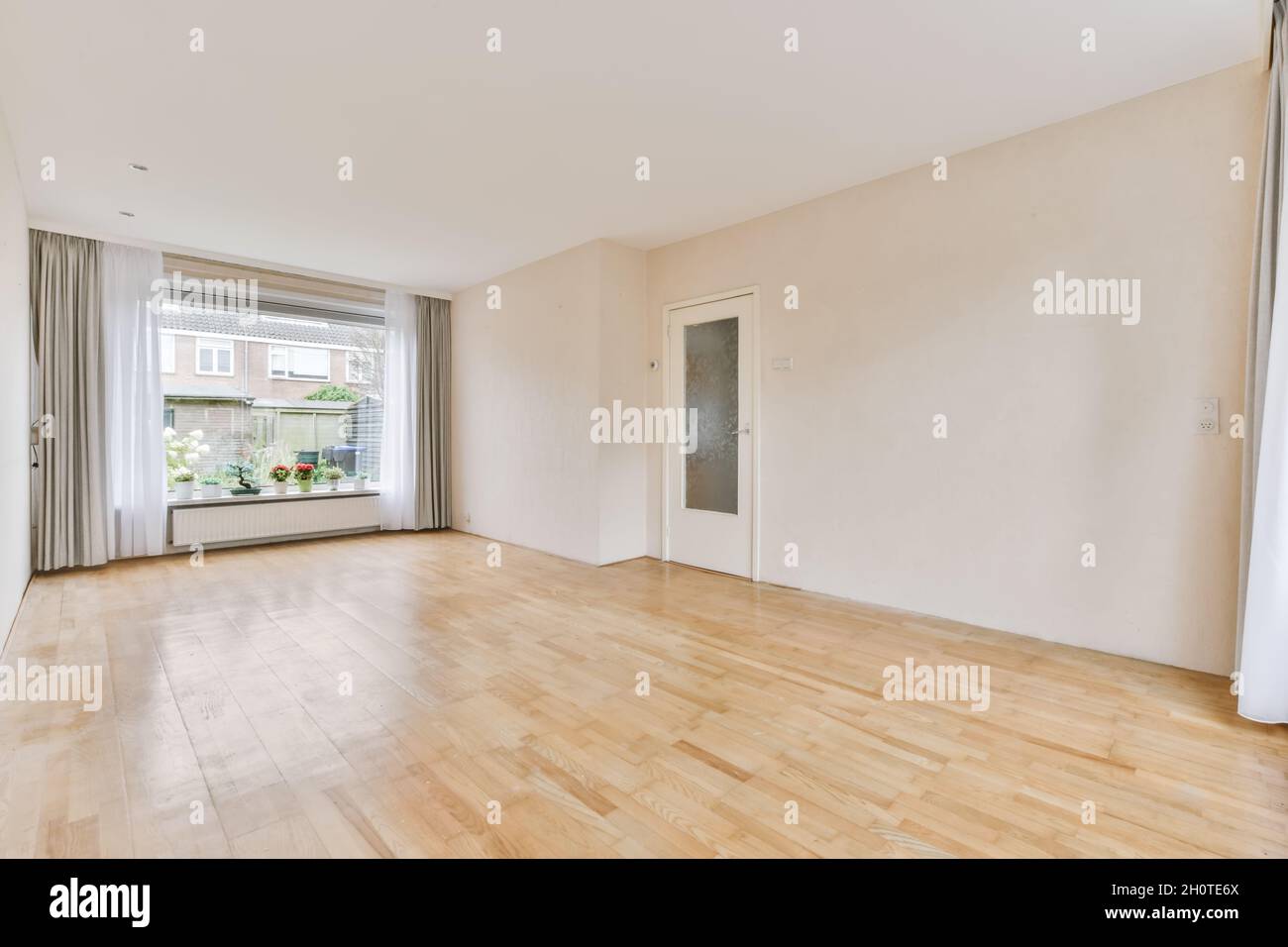 Empty laminated room with no furniture - modern interior, new house ...