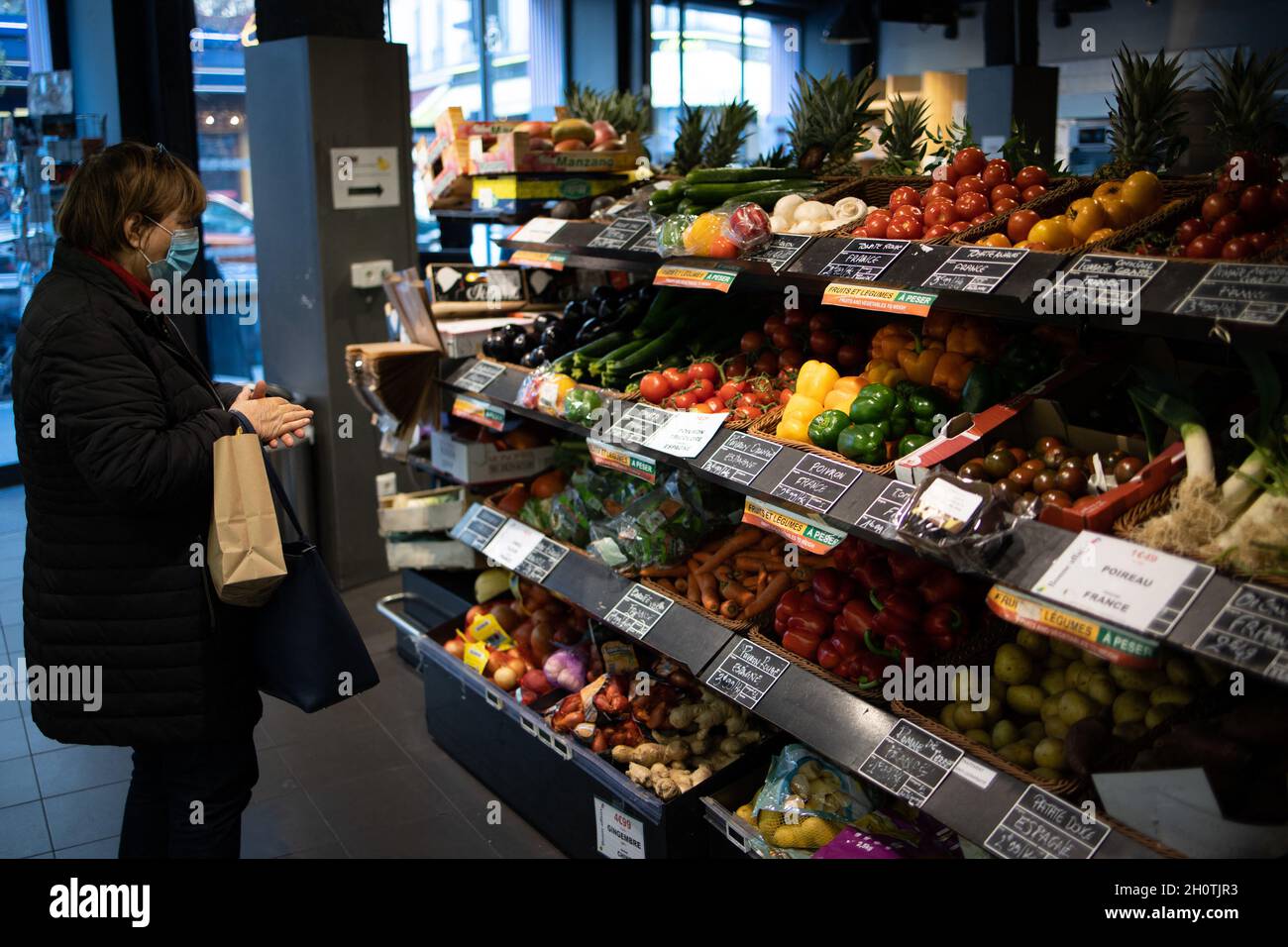 Illustration of a fruit and vegetable section of a supermarket, in ...