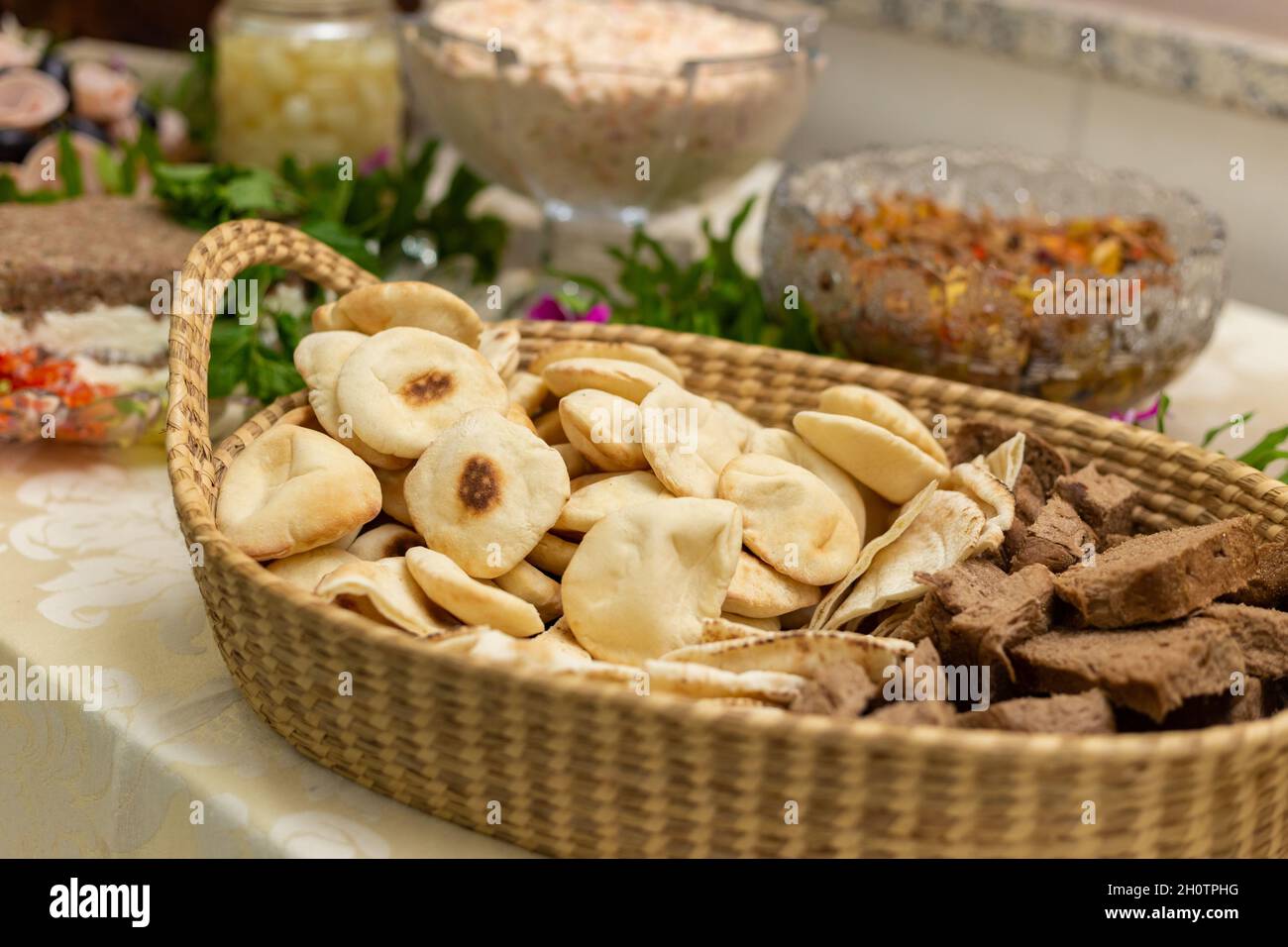 Eat appetizer basket decoration hi-res stock photography and images - Alamy