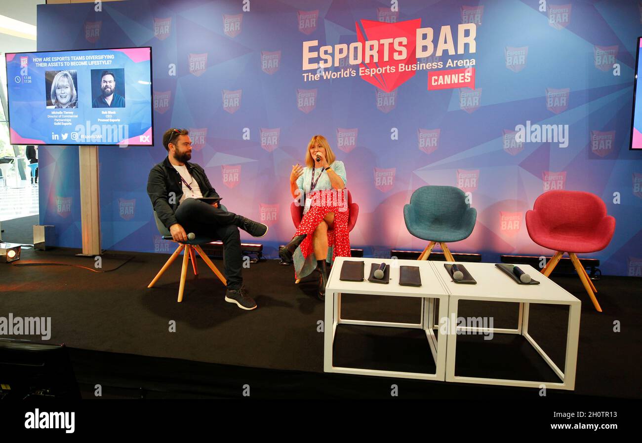 Esports bar hi-res stock photography and images - Alamy