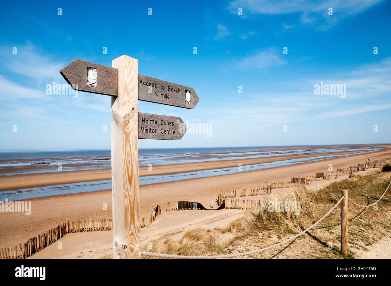 Signpost for Holme Dunes Visitor Centre and access to Holme beach from ...