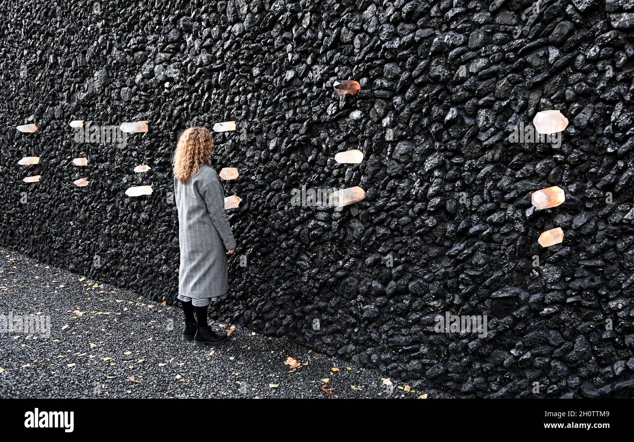 Kiew, Ukraine. 06th Oct, 2021. A woman stands at the "Crystal Wall of ...