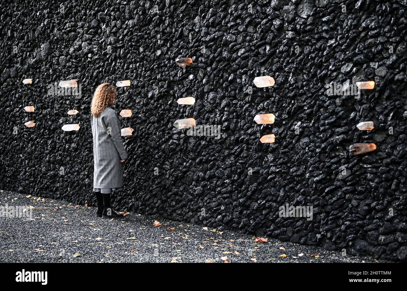 Kiew, Ukraine. 06th Oct, 2021. A woman stands at the "Crystal Wall of ...