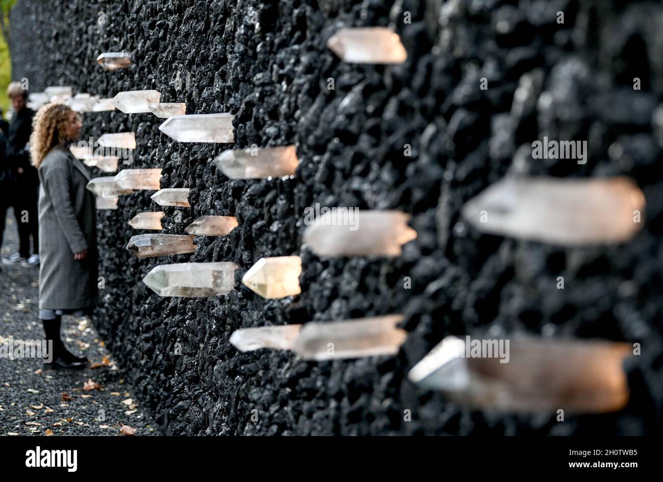 Kiew, Ukraine. 06th Oct, 2021. A woman stands at the "Crystal Wall of ...