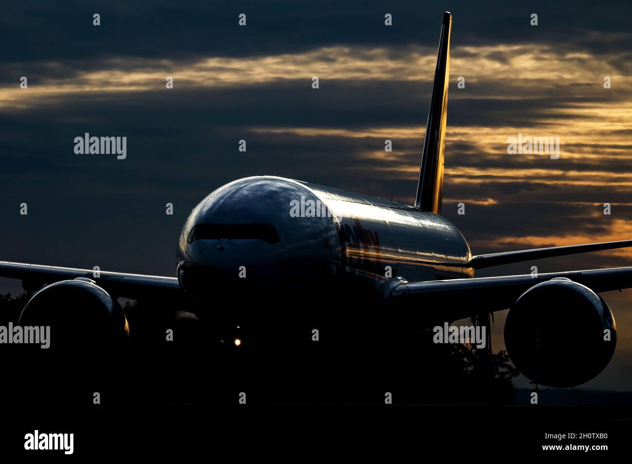 Fedex plane landing hi-res stock photography and images - Alamy