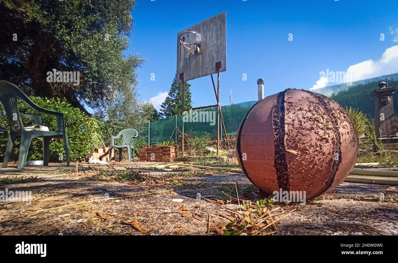 Backyard basketball hoop hi-res stock photography and images - Alamy