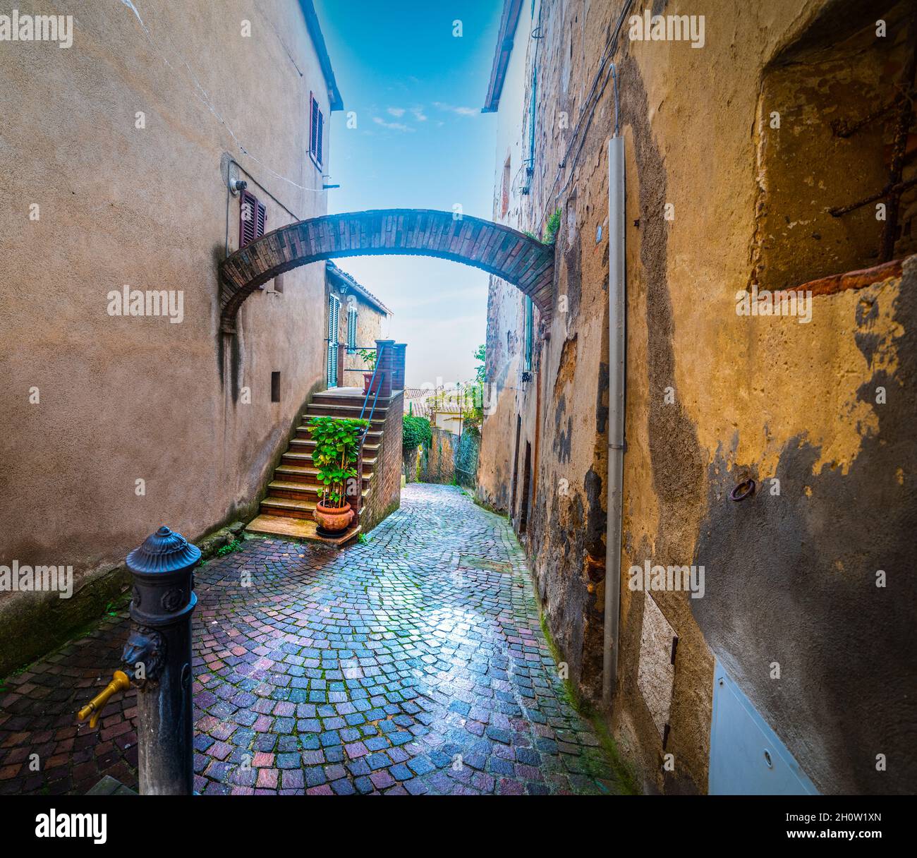 Narrow alley in a small town in Tuscany, Italy Stock Photo - Alamy