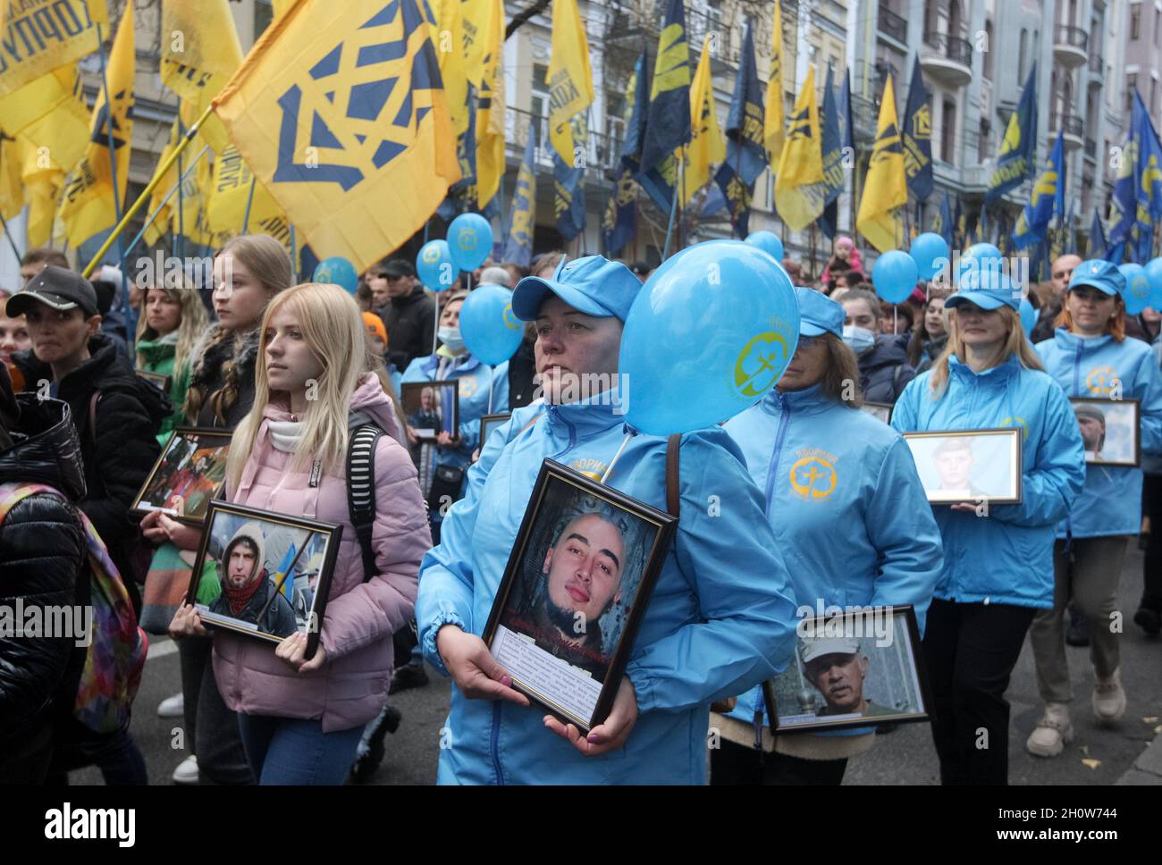 Kiev, Ukraine. 14th Oct, 2021. Women carry portraits of Ukrainian army ...