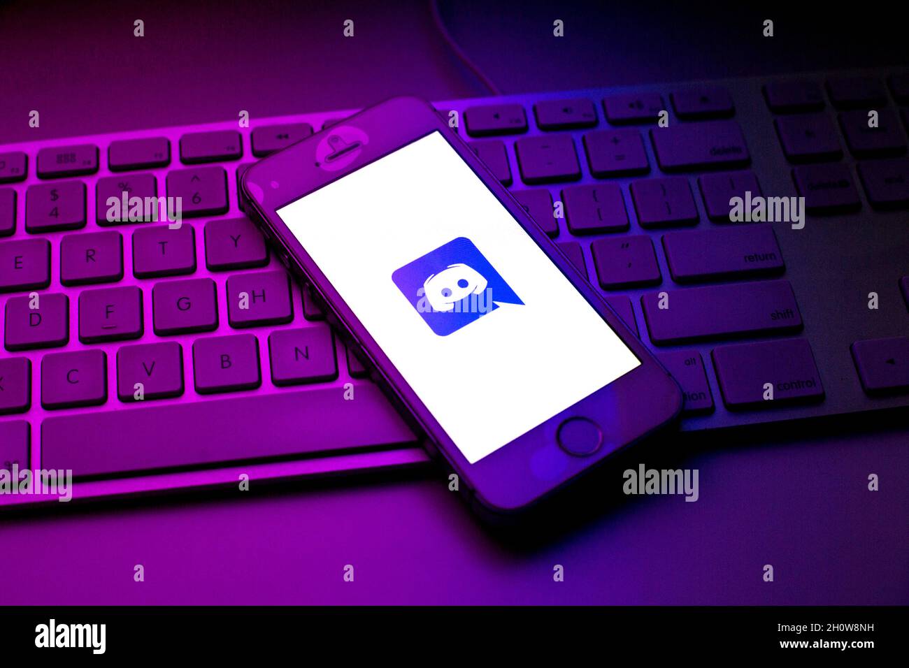 Discord logo keyboard hi-res stock photography and images - Alamy