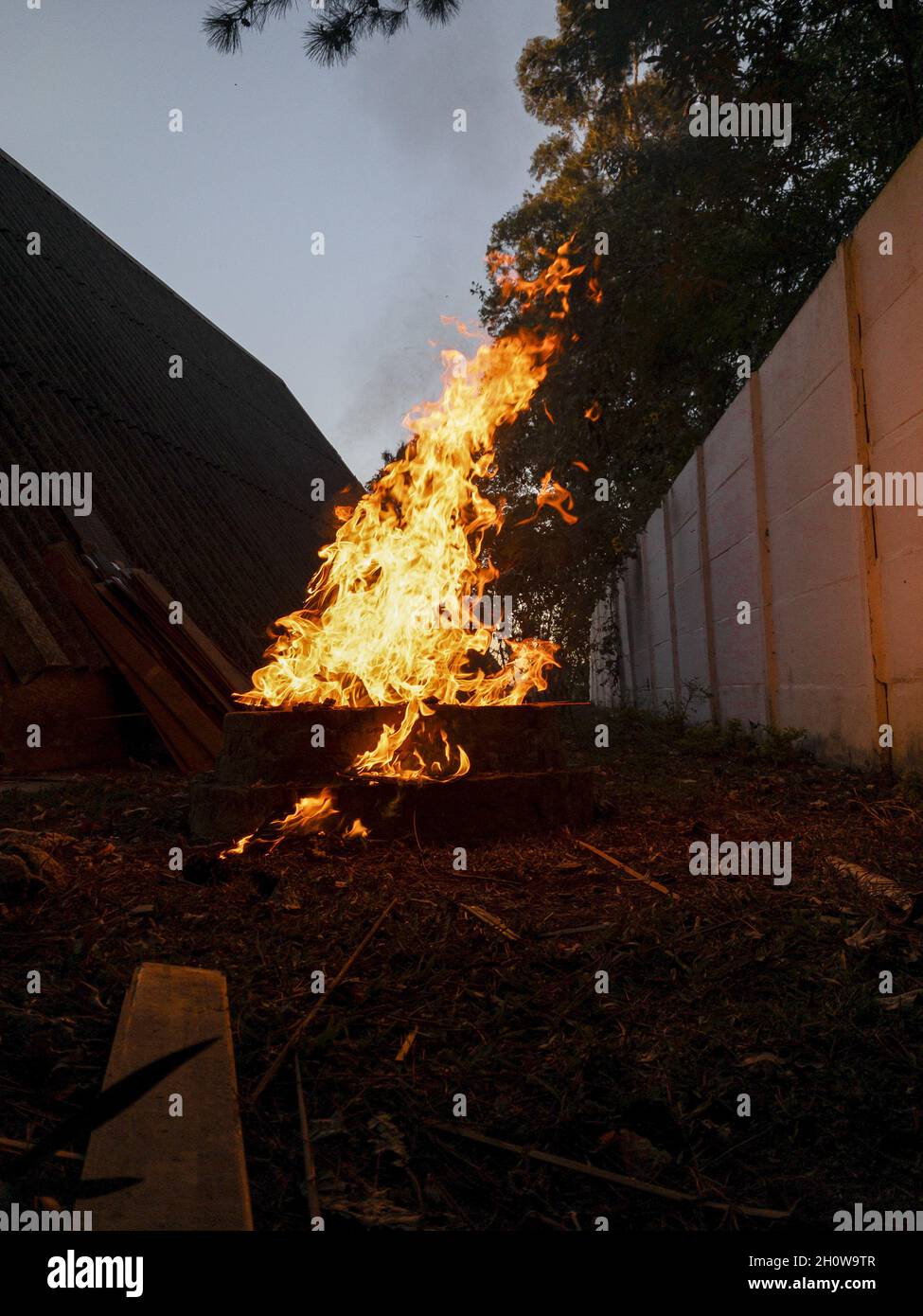 Firewood burning in the fire pit in the evening Stock Photo - Alamy
