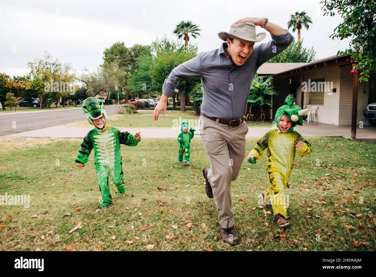 Child scared halloween hi-res stock photography and images - Alamy
