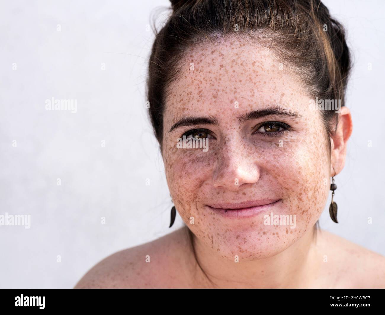 Pretty girl with freckles smiling Stock Photo - Alamy