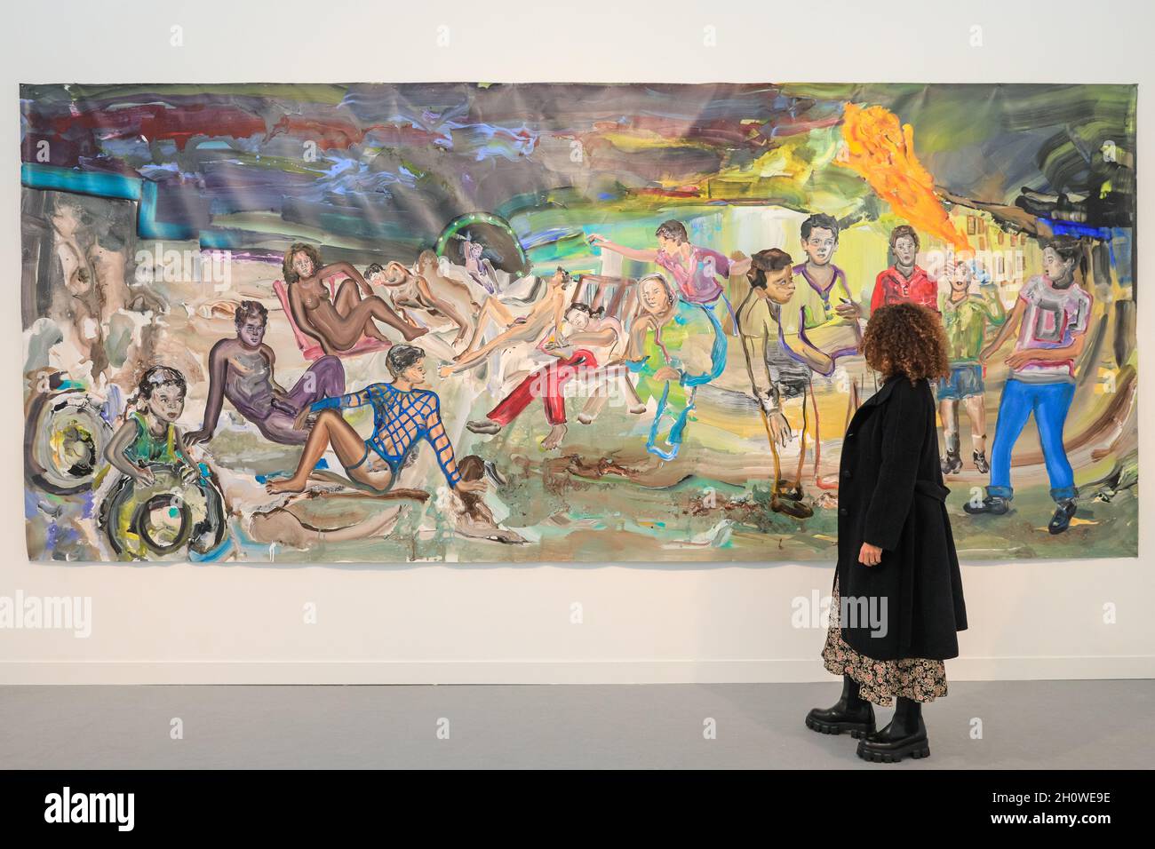 London, UK. 14th Oct, 2021. A gallery staffer with Hend Samir's 'Soft ...