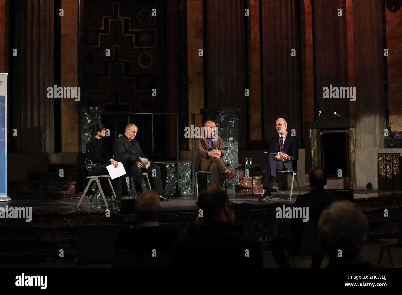 Esther Hirsch, Kantorin in der Synagoge Sukkat Schalom in Berlin ...