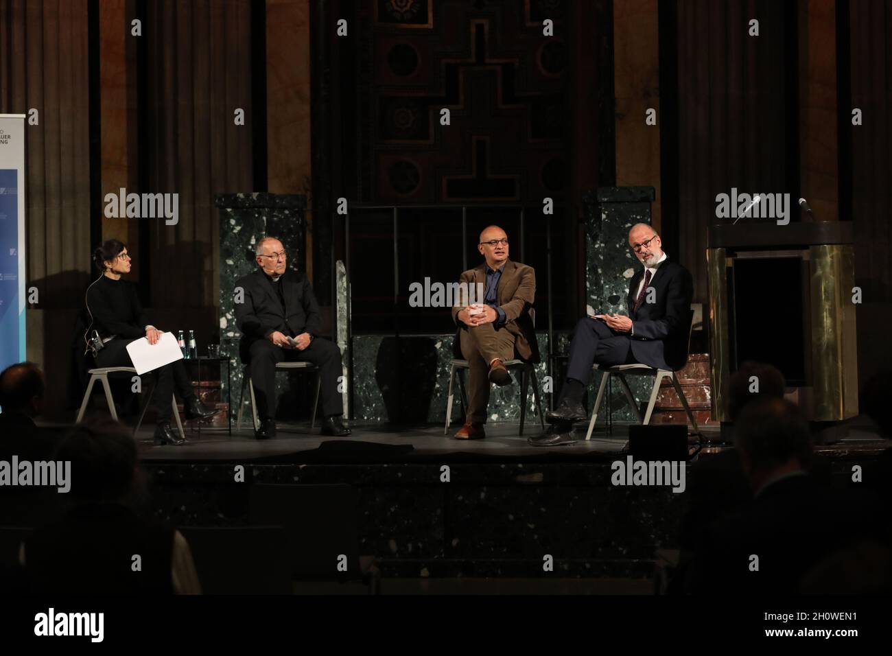 Esther Hirsch, Kantorin in der Synagoge Sukkat Schalom in Berlin ...