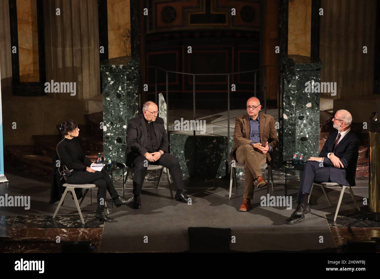 Esther Hirsch, Kantorin in der Synagoge Sukkat Schalom in Berlin ...
