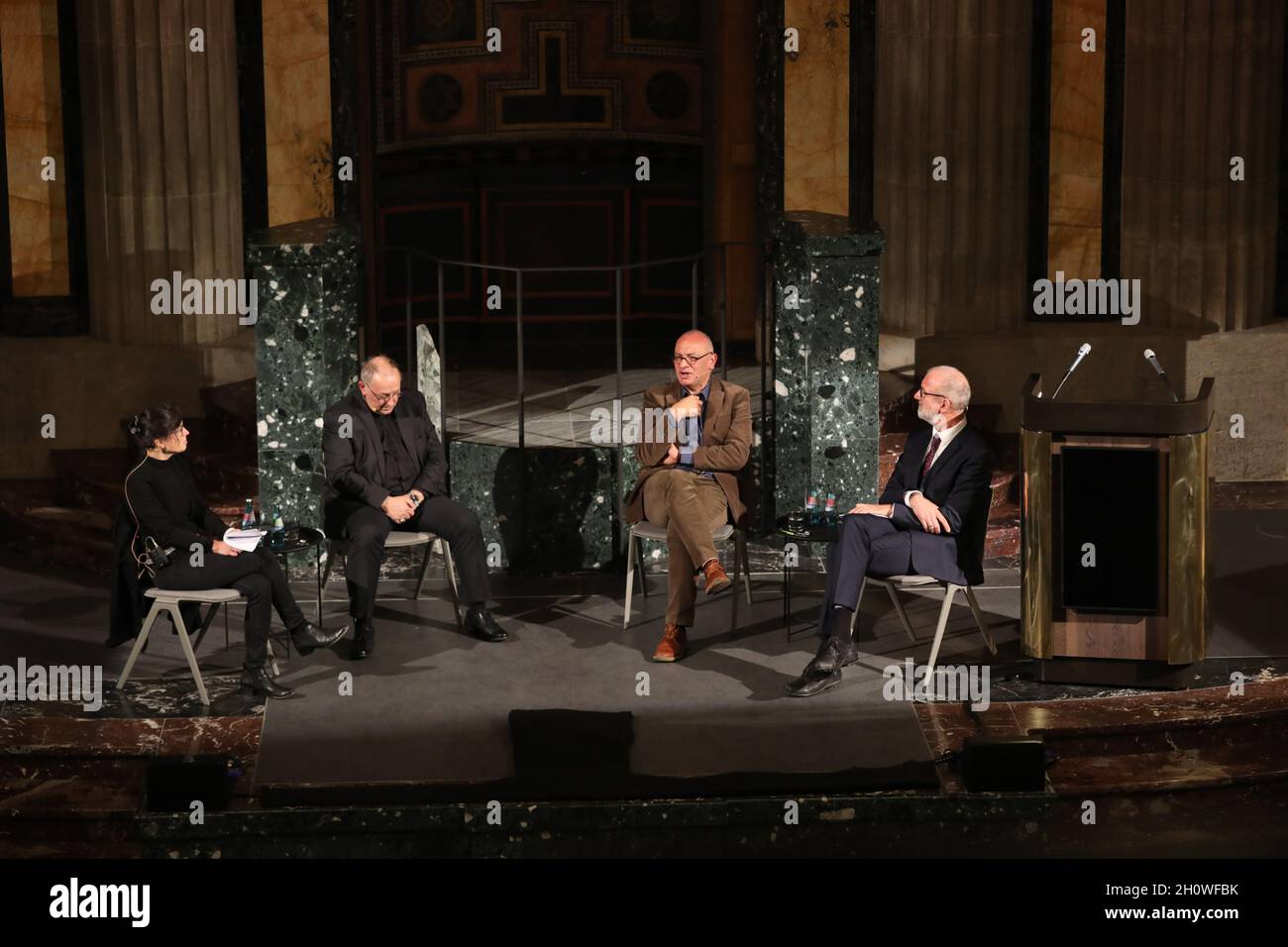 Esther Hirsch, Kantorin in der Synagoge Sukkat Schalom in Berlin ...