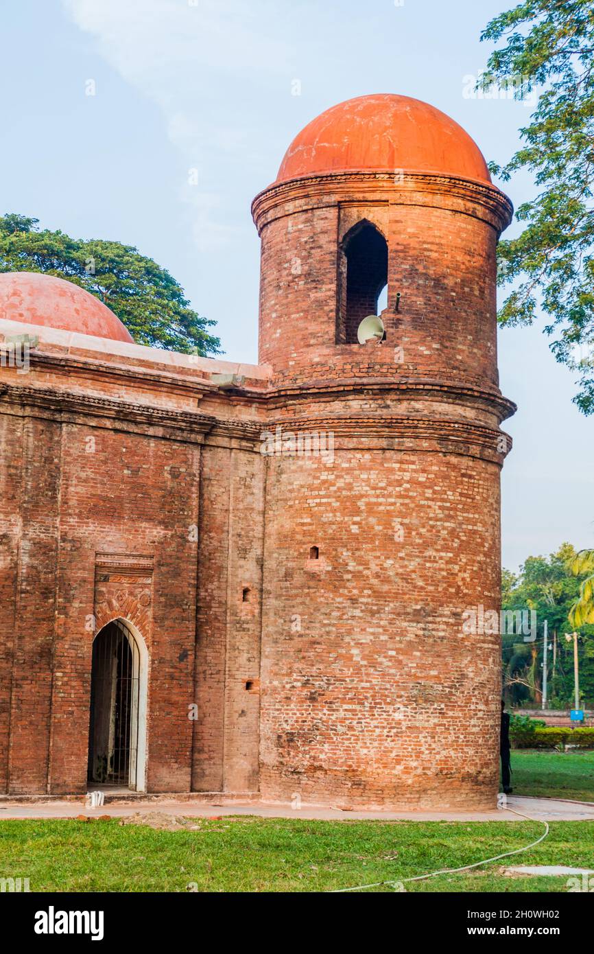 Sixty Dome Mosque Sha Gombuj Moshjid or Shait Gumbad mosque in Bagerhat ...