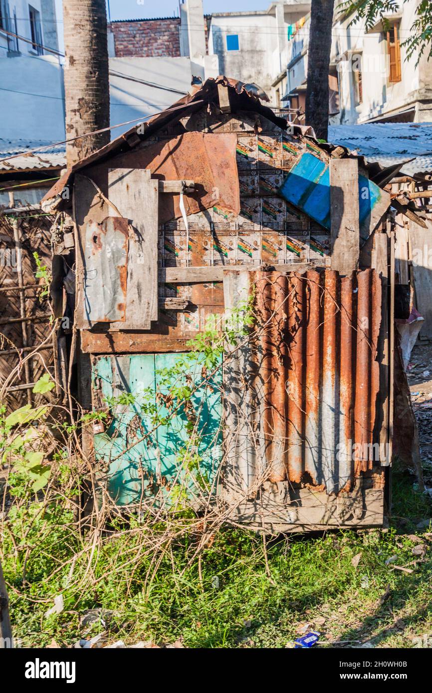 KHULNA, BANGLADESH - NOVEMBER 17, 2016: Slum style hut in Khulna ...
