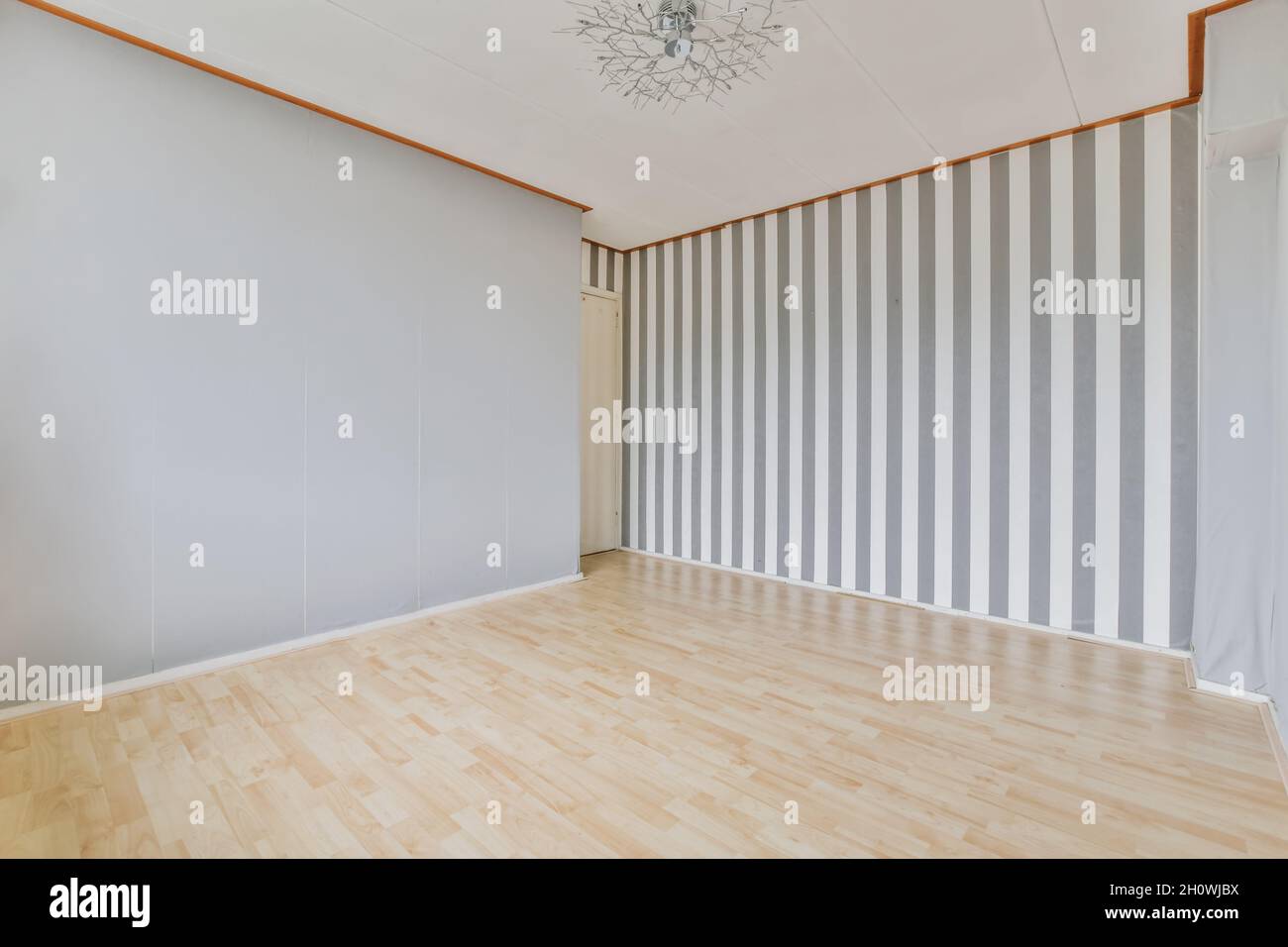 Empty laminated room with no furniture - modern interior, new house ...