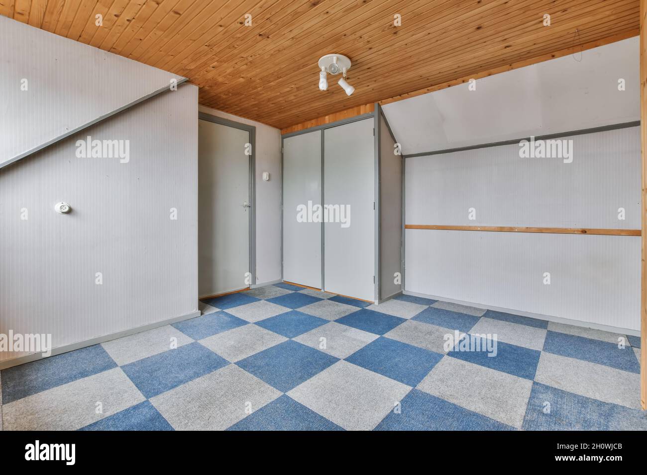 Empty laminated room with no furniture - modern interior, new house ...