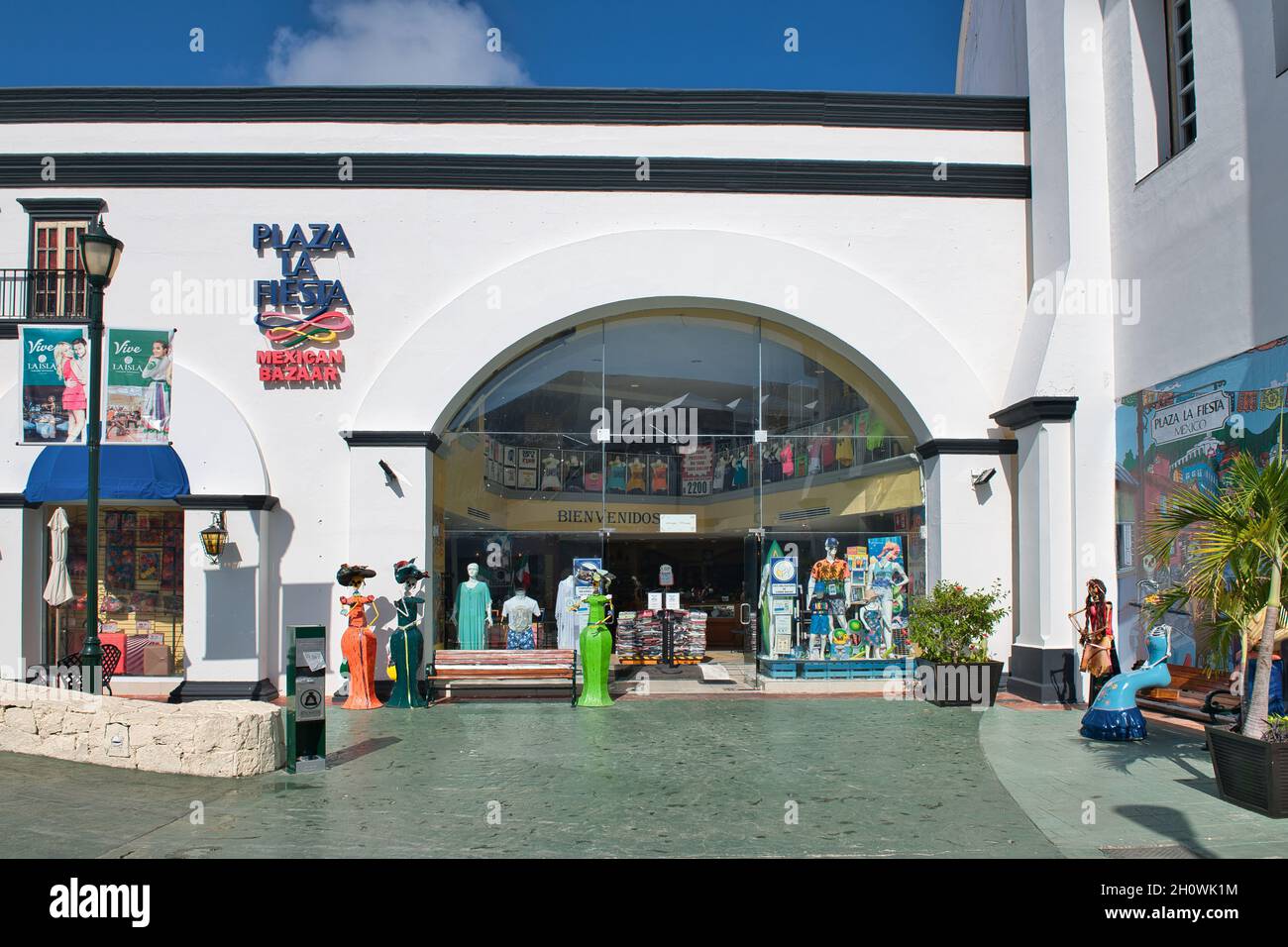 Shopping mall cancun quintana roo hi-res stock photography and images ...