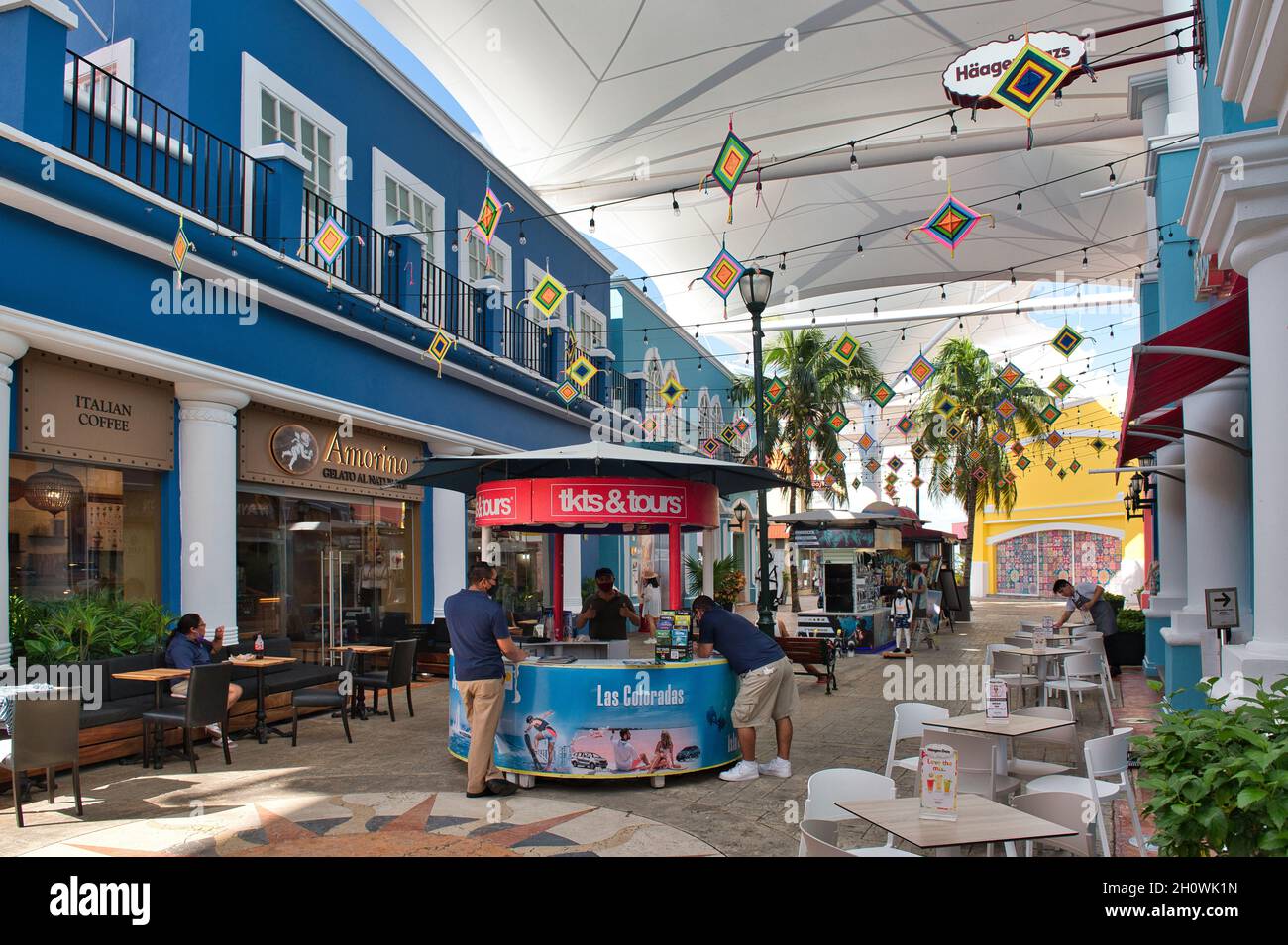 Shopping center cancun hi-res stock photography and images - Alamy