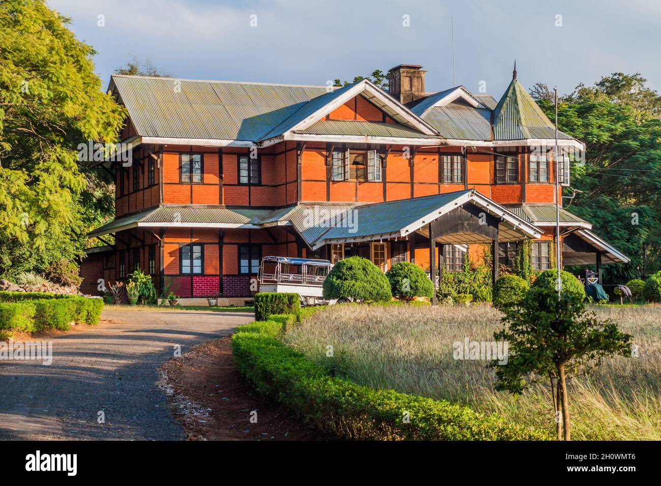English colonial facade hi-res stock photography and images - Alamy