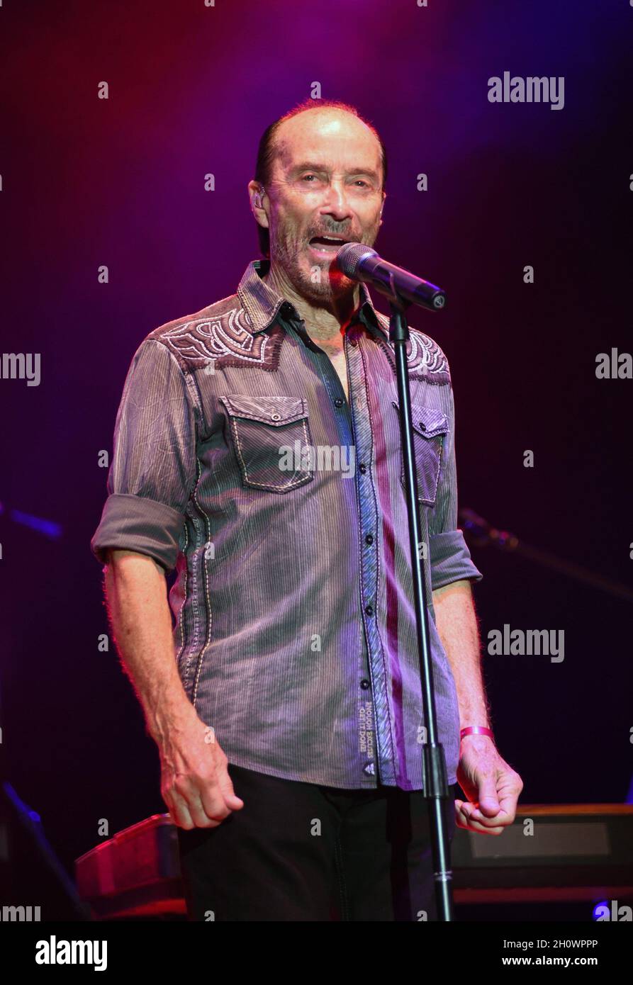 Hiawassee, GA, USA. 14th Oct, 2021. Lee Greenwood on stage for Lee ...