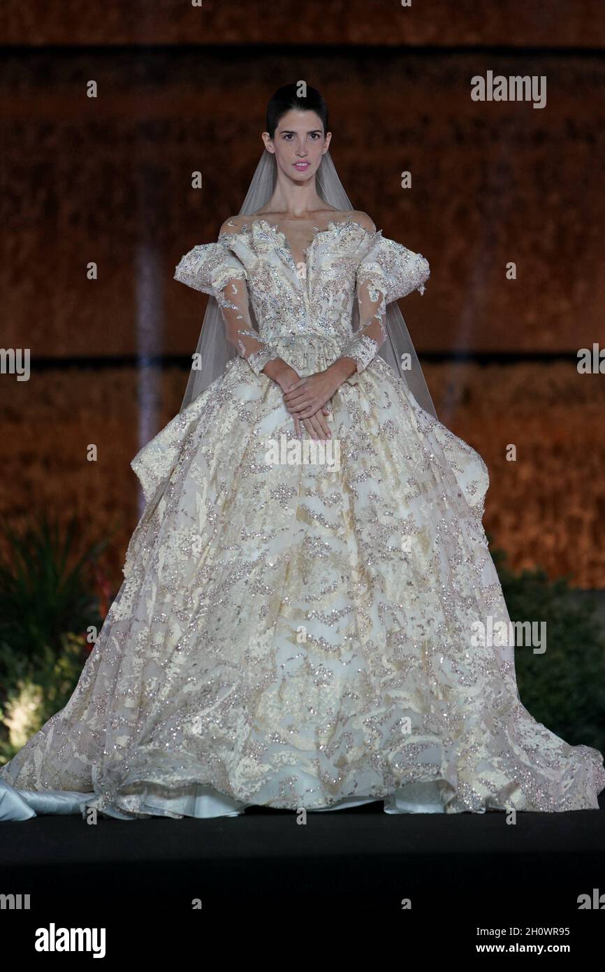 Atelier couture bridal catwalk hi-res stock photography and images - Alamy
