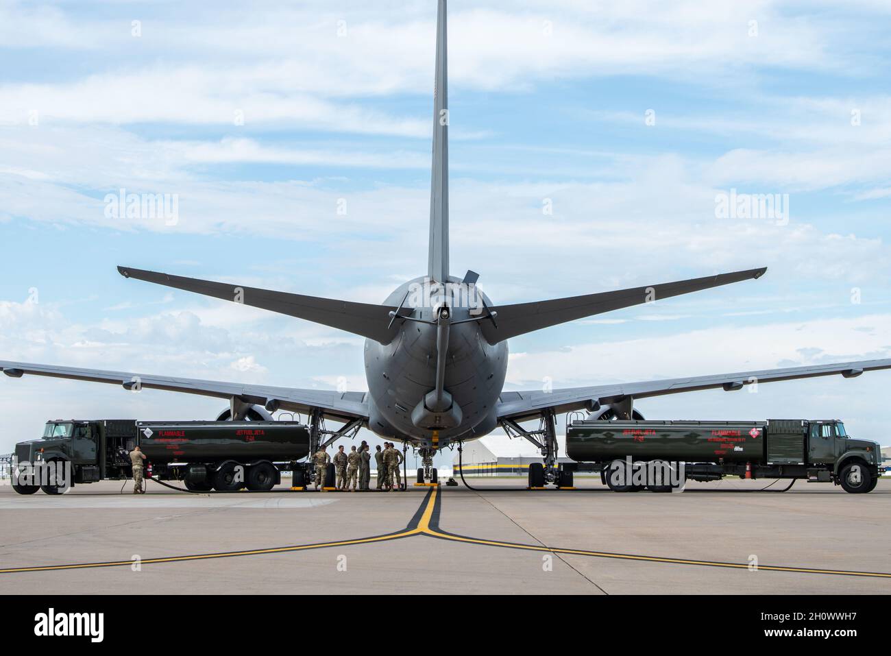 Air refueling squadron crews hi-res stock photography and images - Alamy