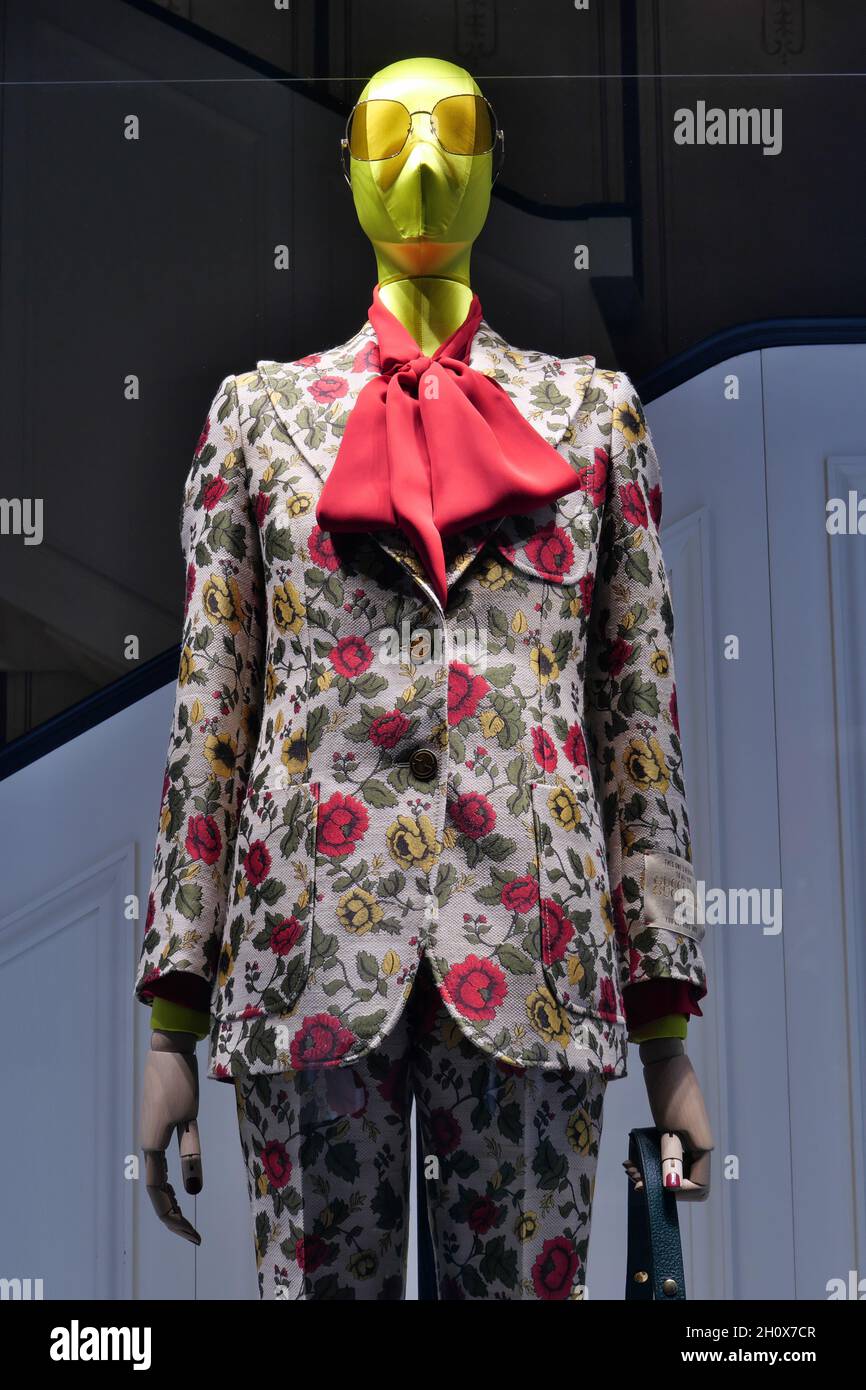 A TRENDY SHOWCASE OF GUCCI FASHION BOUTIQUE Stock Photo - Alamy