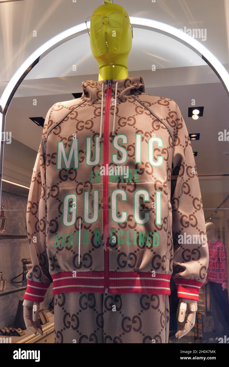 A TRENDY SHOWCASE OF GUCCI FASHION BOUTIQUE Stock Photo - Alamy
