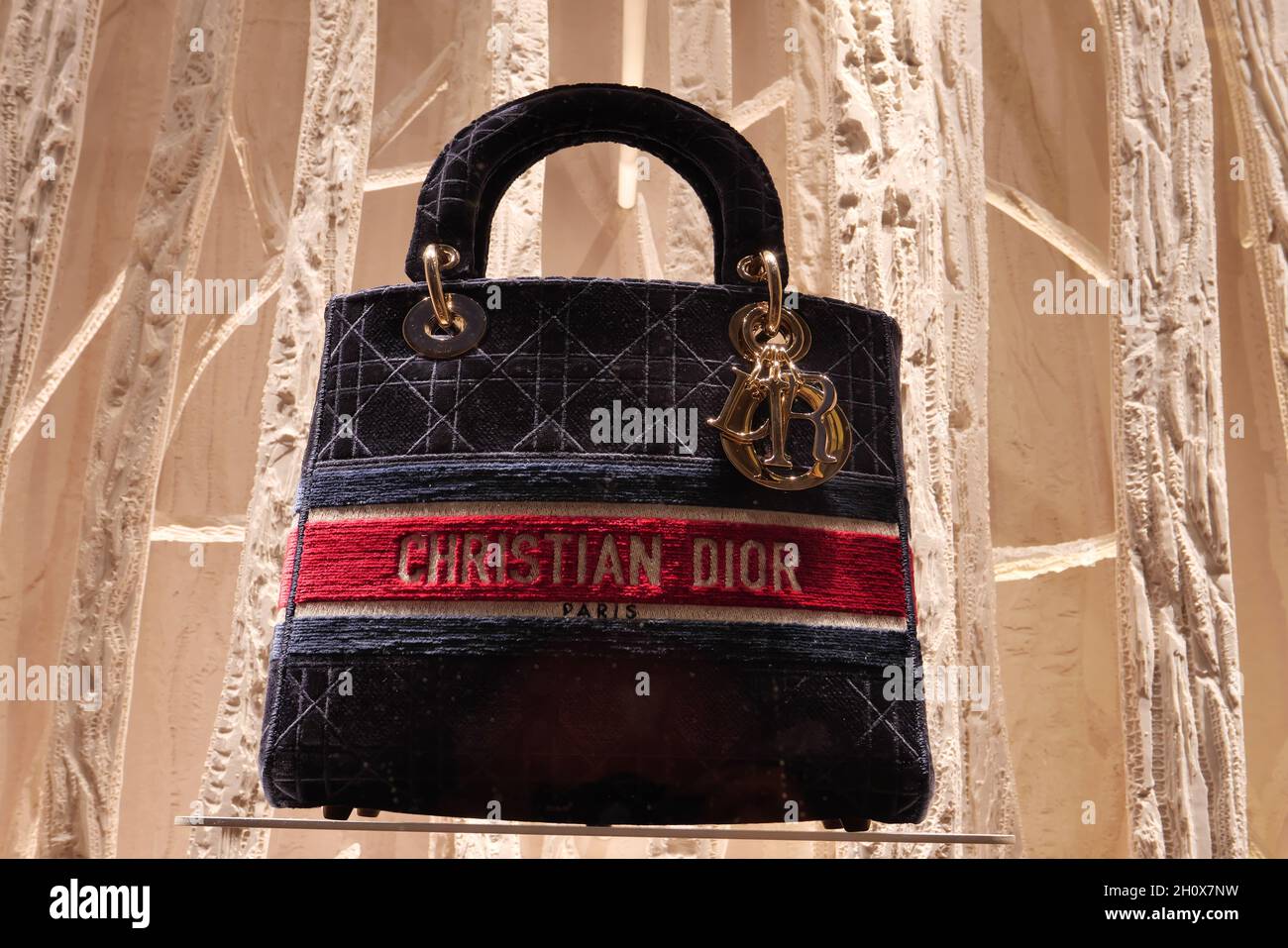 BAG ON DISPLAY AT CHRISTIAN DIOR FASHION BOUTIQUE Stock Photo - Alamy