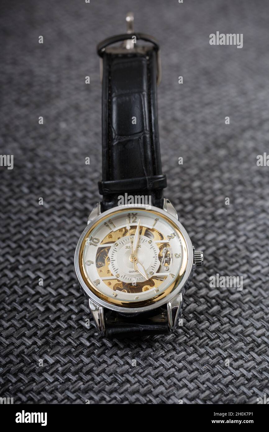 Watch hand wrist chronometer classic designer time clock crystal case ...