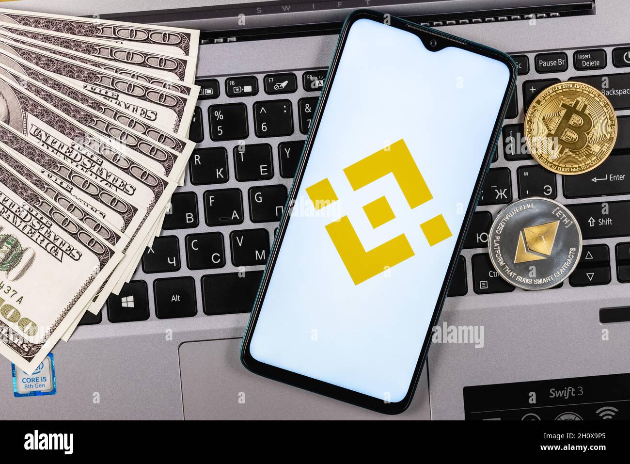 Binance logo hi-res stock photography and images - Alamy